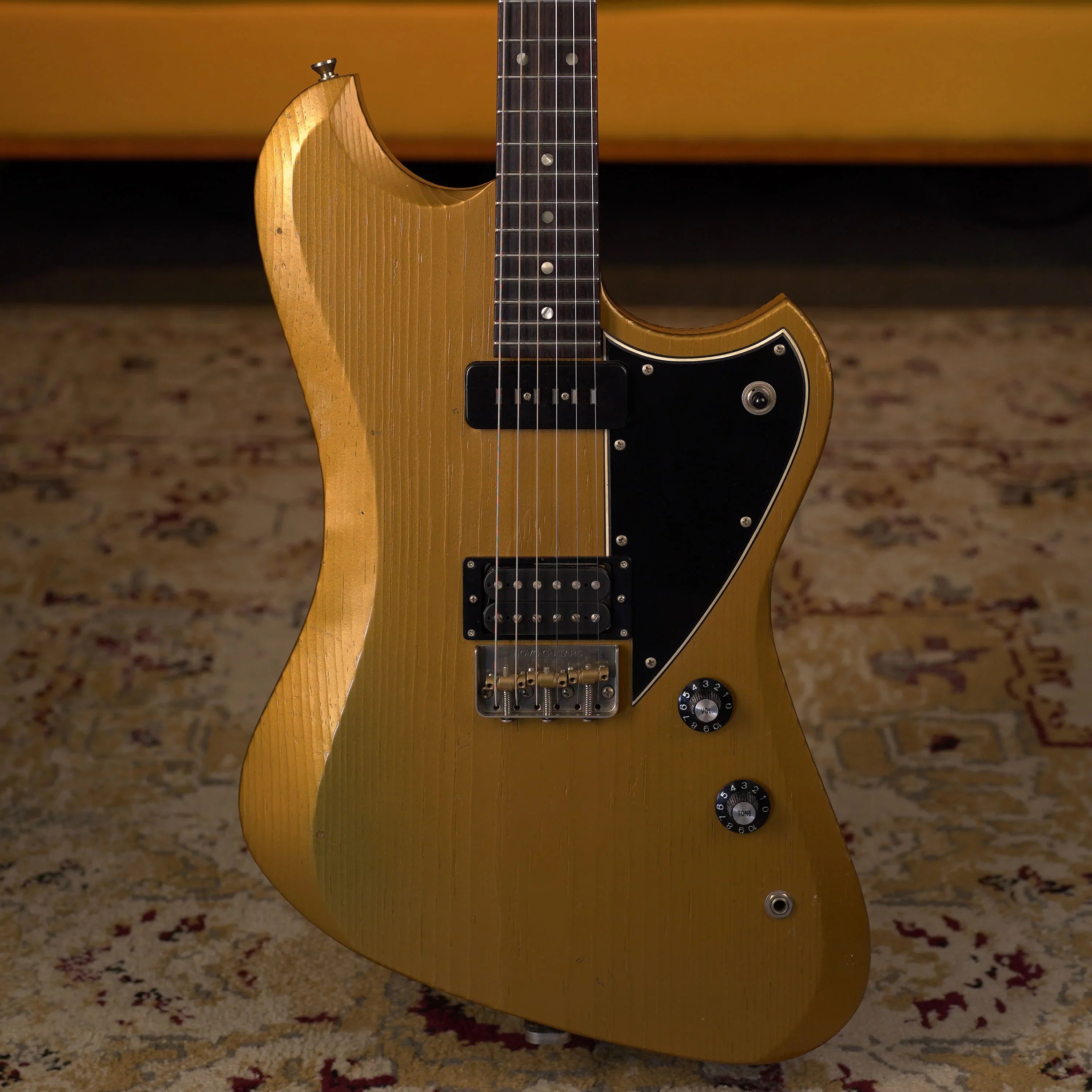Novo Voltur V2 - Gold Top Gold – High Voltage Guitars